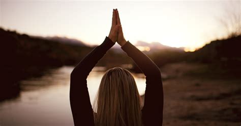 자연의 피트니스 인식 또는 영적 건강을 위해 해변에서 일몰을 감상하는 여성 손 요가 명상 연꽃 자세로 명상하는 여성이나 요가의