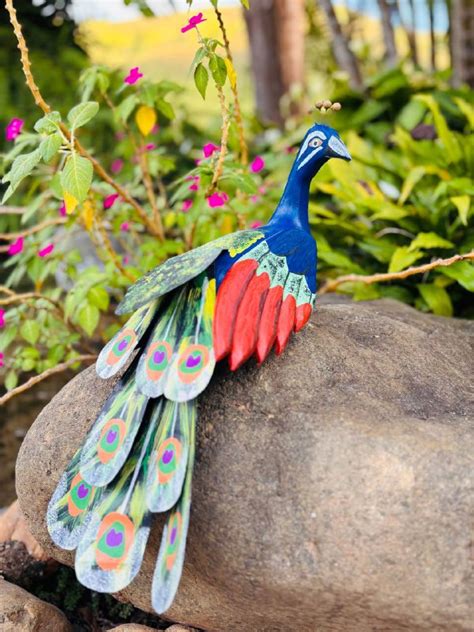 Escultura De Pavão Em Madeira Colorida Decoração Artesanal E Sofisticada