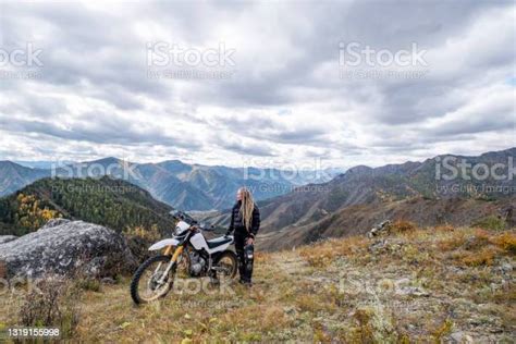 젊은 여성 오토바이 를 즐기고 그녀의 엔듀로 오토바이와 산 꼭대기에 휴식 야생 산에서 여행 하는 오프로드 모터 가을에 대한 스톡 사진 및 기타 이미지 Istock