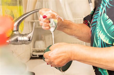 알아볼 수 없는 성숙한 여자는 집에 있는 부엌 싱크대에서 세제와 수세미로 설거지를 한다 개념 가사 60 64세에 대한 스톡 사진 및 기타 이미지 Istock