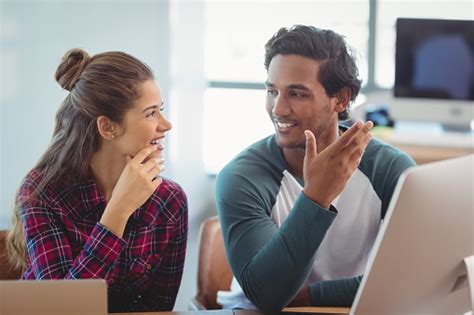 데스크에서 서로 상호 작용 하는 남성과 여성 그래픽 디자이너 20 24세에 대한 스톡 사진 및 기타 이미지 20 24세 20 29세 2명 Istock