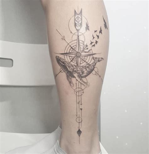 수원타투 타투이스트 나루 안녕하세요 타투이스트나루 입니다 종아리 나침반과 고래기하학 작업물입니다