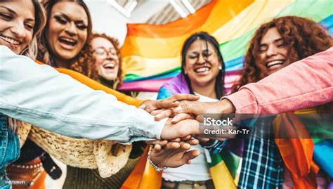 밖에서 손을 쌓고 있는 Lgbt 그룹 야외에서 껴안고 있는 다양한 행복한 친구들 도시 거리에 함께 서 있는 남자와 여자의 군중과 게이 프라이드 개념 동성애자의 권리에 대한
