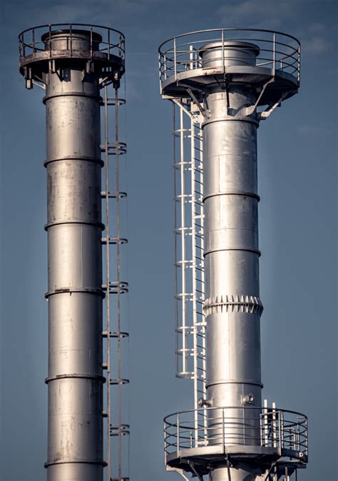 무료 사진 정유 공장 화학 산업 타워 시설 굴뚝 오염 공장 산업 스틸
