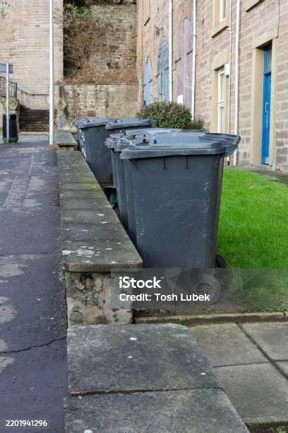 검은 쓰레기 재활용 바퀴 달린 쓰레기통은 City Street의 주거용 아파트 또는 아파트 밖에 줄지어 있습니다 0명에 대한 스톡 사진 및 기타 이미지 Istock