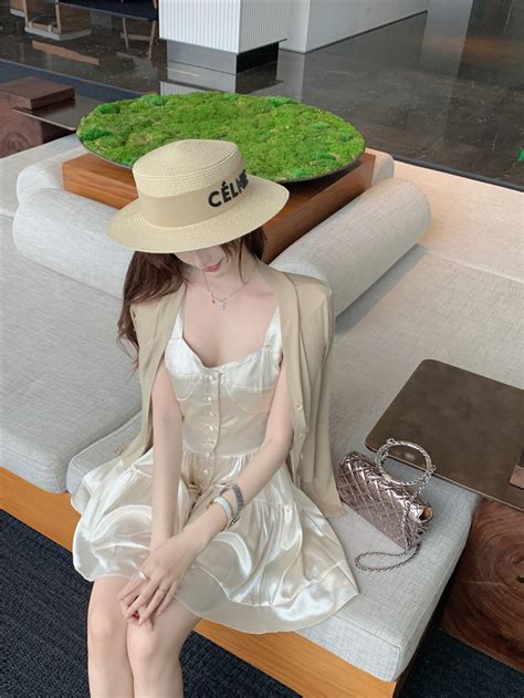 杜冰若法式气质修身显瘦吊带连衣裙新年战袍女2022春季新款薄款针织开衫 0xu图库