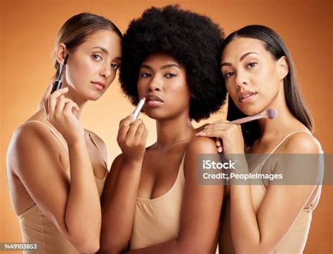 아름다움 다양성 및 메이크업은 제품을 홍보하기 위해 갈색 배경에 스튜디오에서 모델 여자 친구들과 함께합니다 화장품 스킨케어 및
