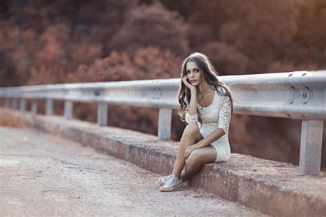 배경 화면 알레산드로 디 시코 여자들 모델 뷰어를보고 긴 머리 갈색 머리의 곱슬 머리 야외 여성 드레스 다리 좌석 2048x1366 Dretador