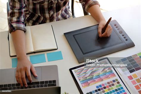 상위 뷰 그래픽 디자인 노트북 컴퓨터와 아티스트 직장에 디지털 펜 삽화가에 대한 스톡 사진 및 기타 이미지 삽화가 태블릿 각도 Istock