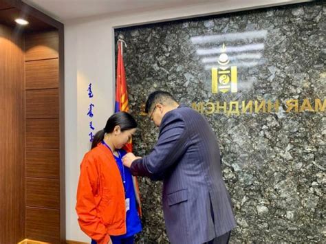 Галын аюулаас дөрвөн хүүхдийн амь насыг аварсан 103 ын эмч жолоочийг шагнажээ