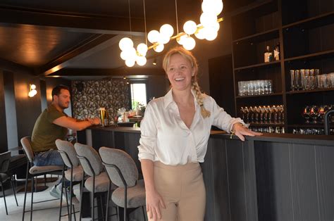 Net Open Sofie 44 Verenigt Kledingwinkel én Aperobar In één Zaak