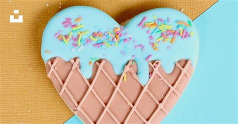 핑크 And 블루 아이싱 코팅 도넛 사진 Unsplash의 무료 음식 이미지