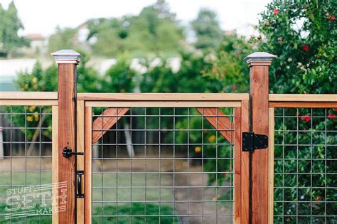 Redwood And Hog Wire Fence Hogwire Gate Ideas Hog Wire Gate Ideas