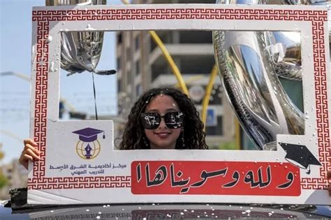 جشن فارغ التحصیلی دختران دانش آموز در فلسطین عکس