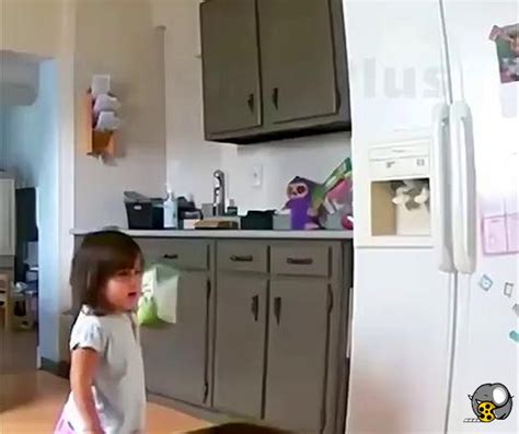 تقلای دختر بچه برای پس گرفتن اسباب بازی از دست موجود نامرئی جن بود؟ 😨