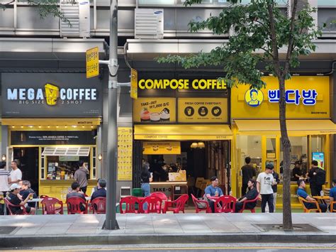 더쿠 노란 간판 저가 커피 3사 매장 하루 4개씩 늘었다