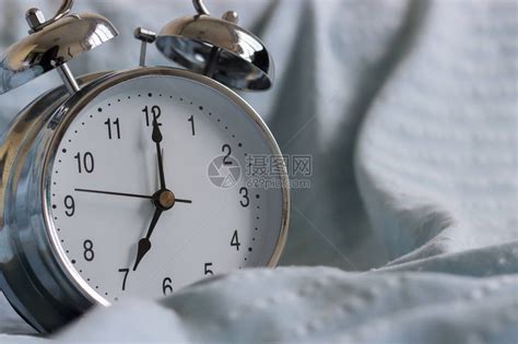早上在床上的时钟高清图片下载 正版图片 摄图网