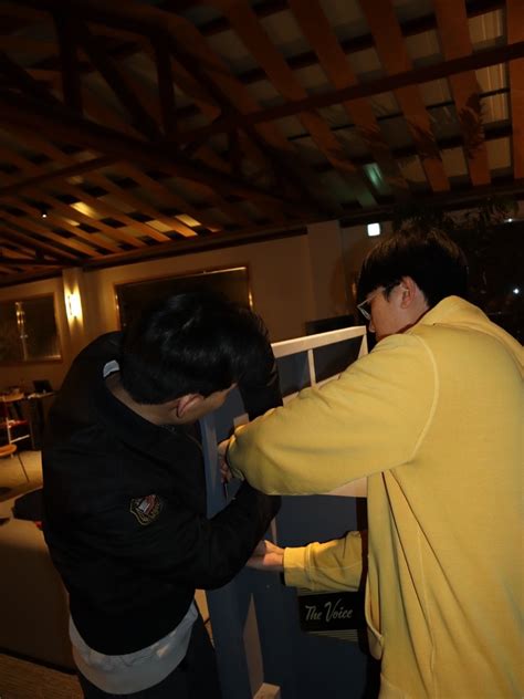 공원스크립트 처음 공원스크립트는 산업디자이너와 건축가가 디자인한 체어와 가구를 선보였습니다 그리고 이번 청음실 오픈을 계기로 국내 디자이너를 주목하여 새로운 가구로