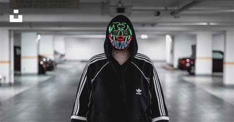 흑인과 백인 아디다스 재킷을 입고 여러 가지 빛깔의 마스크를 쓴 남자 사진 Unsplash의 무료 검정 이미지