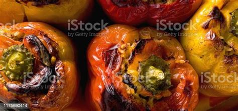 렌즈콩과 쌀로 갓 구운 박제 고추의 배너 유리 베이킹 접시에 축제 비건 음식 0명에 대한 스톡 사진 및 기타 이미지 0명 가득 찬 건강한 식생활 Istock