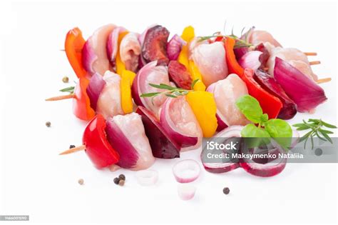 고추와 익히지 않은 혼합 고기 꼬치 흰색 배경에 야채 자두 고추 양파가 있는 생 닭 다리 고기 꼬치 생고기 빨강 노랑 피망 조각이 들어간 꼬치 평면도 고기에 대한 스톡 사진