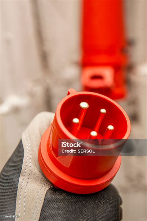 손에 고전압 플러그 380볼트 고전압 3상 플러그를 콘센트에 연결합니다 0명에 대한 스톡 사진 및 기타 이미지 0명 개념