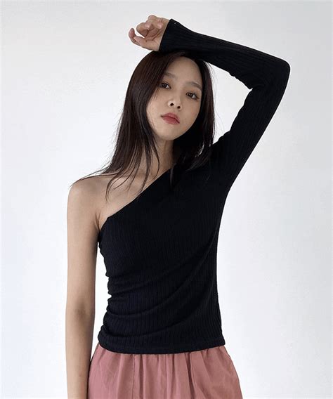 [완전 힙한 연말룩] 골지 슬림핏 사선 언발란스 원숄더 티셔츠 에이블리