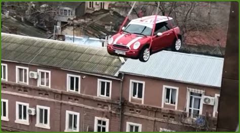 „Дечко ај ако сакаш препаркирај ми го автомобилот на тераса на 5 ти“ Мотика