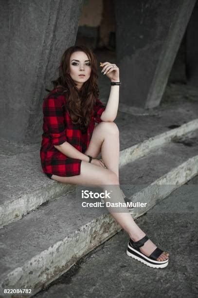 아름 다운 젊은 Hipster 소녀 빨간색 체크 무늬 셔츠 반바지 야외에서 여름 초상화에 도시 벽 배경 근처 웃 고 포즈 거리에 대한 스톡 사진 및 기타 이미지 Istock