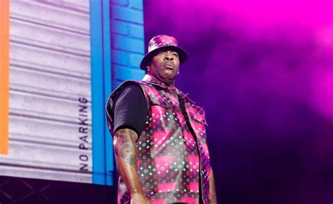 Busta Rhymes Reacts To Woman Grabbing His Butt Video