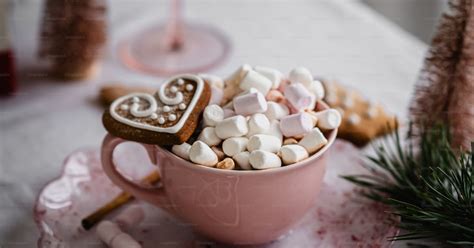 마시멜로를 곁들인 핫 초콜릿 한 잔 사진 Unsplash의 핫 초콜릿 이미지