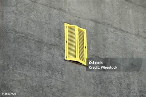 소박한 회색 콘크리트 벽에 있는 단일 노란색 줄무늬 닫힌 창문 0명에 대한 스톡 사진 및 기타 이미지 0명 건물 정면 건축 Istock