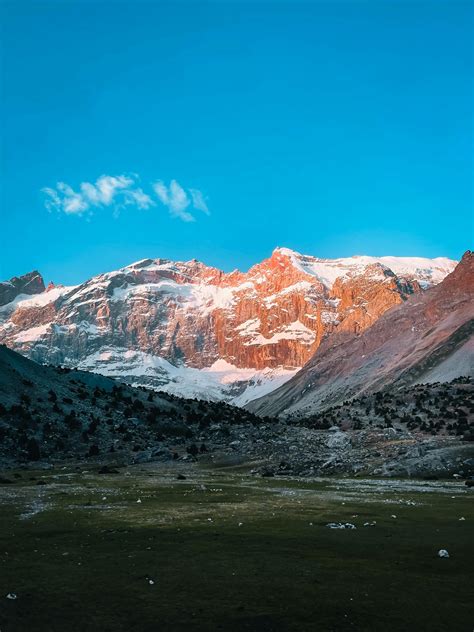 거친 지형 경치 경치가 좋은 고요한 고원 골짜기 관광 광야 그림 같은 눈 덮인 모험 산 산맥 수그드 주 수직 구성 아시아 암석층 야외에서