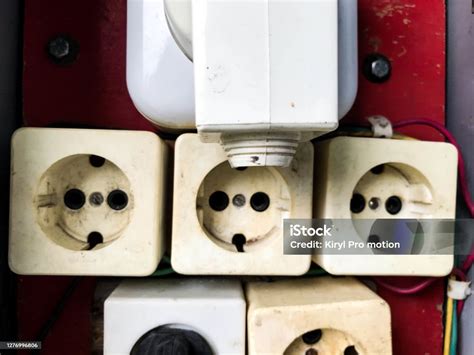 흰색 로제트와 질감 여러 개의 흰색 소켓이있는 전기 패널 빨간색 배경에 소켓 자신의 손으로 집에서 만든 전기 패널 집과 통신의 건설 0명에 대한 스톡 사진 및 기타 이미지