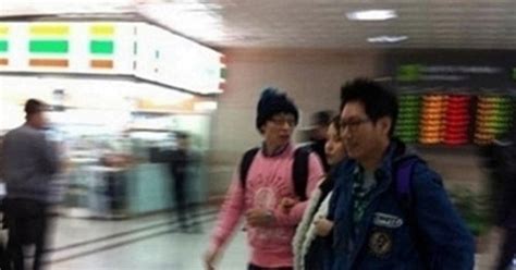 유재석 사복패션 핑크색 티셔츠에 방울 털모자 송중기 안 부러워
