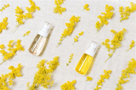 화장품 병 용기와 노란색 침대 밀짚 허브 신선한 들판 꽃 브랜딩 모형을 위한 빈 레이블 패키지입니다 천연 유기농 미용 제품 천연 성분 위쪽 보기 0명에 대한 스톡 사진 및