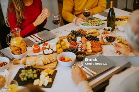 집에서 아들과 딸과 함께 아침 식사를하는 아버지 음식에 클로즈업 3 명에 대한 스톡 사진 및 기타 이미지 3 명 30 34세 70 79세 Istock