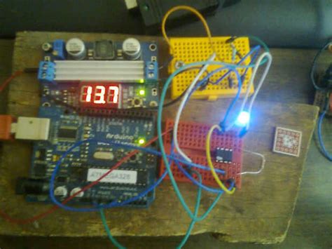 arduino attiny85 voltaje monitor rgb led