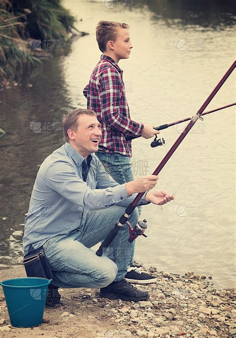 父子俩在湖边钓鱼