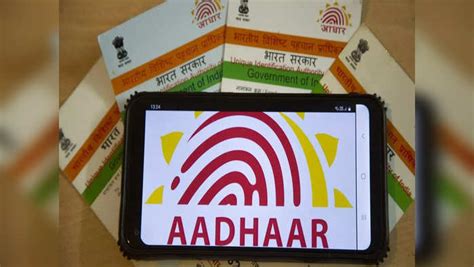 Aadhaar Whatsapp Scam ஆதார் அட்டையில் தப்பித் தவறிகூட இந்த தப்பை பண்ணிராதீங்க எச்சரிக்கும்