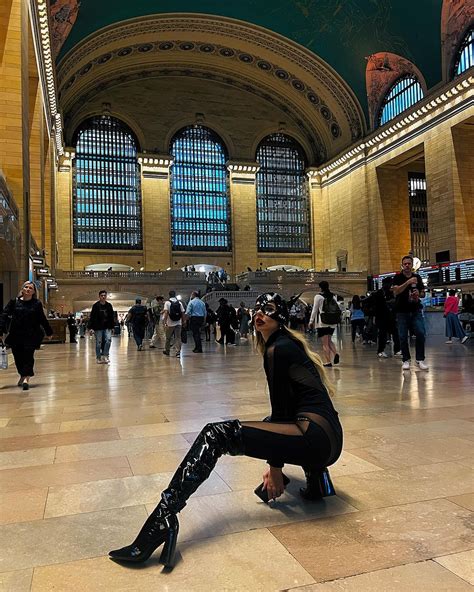 ნუკი კოშკელიშვილი ოჯახური ჰელოუინის ფოტოებს აქვეყნებს ტელეწამყვანმა ქალი კატის როლი მოირგო