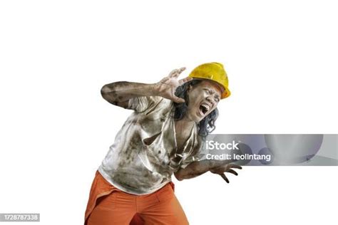 몸에 피와 상처가 있는 무서운 건설 노동자 좀비가 걷고 있다 갈고리 발톱에 대한 스톡 사진 및 기타 이미지 갈고리 발톱 개념 걷기 Istock