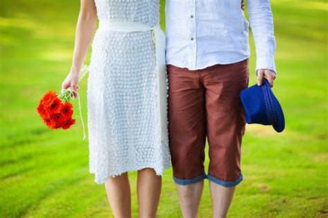 사랑 아기를 기다리고 커플 임산부와 남자 화려한 비행 옷에 손을 잡고 임신 출산 준비 및 기대 개념 임신의 아름다운 부드러운