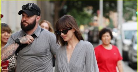 داكوتا جونسون وكريس إيفانز يصوران فيلم Materialists في نيويورك اليوم