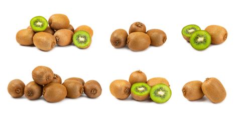 배경에 키위 테이블 위에 과일과 초록색 키위 조각이 놓여 있습니다 신선하게 익은 육즙 키위 열대 과일 유기농 과일 건강한 식생활 텍스트를 위한 공간입니다 공간 복사 0명에