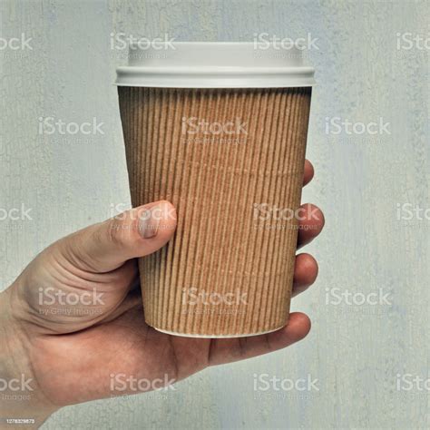 컬러 배경에 손에 종이 컵 커피숍의 친환경 소재 생분해성 일회용 식기 클로즈업 건강에 좋지 않은 음식에 대한 스톡 사진 및 기타 이미지 건강에 좋지 않은 음식 곡초류