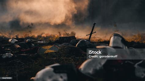 죽은 서사시 전투 시체 후 전장에 누워 학살 중세 기사 전사 군인 충돌 전쟁 정복 전쟁 식민지에 떨어졌다 시네마틱 드라마틱 역사적 재현 중세에 대한 스톡 사진 및 기타