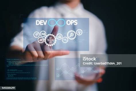 민첩한 프로그래밍 및 devops 개념입니다 가상 화면을 작업하는 엔지니어입니다 it 운영 높은 소프트웨어 품질 및 소프트웨어