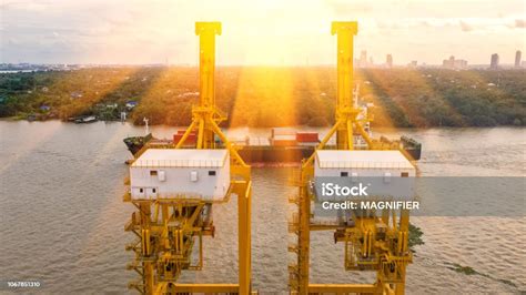 컨테이너 내보내기 및 가져오기 사업과 물류 배 크레인에 의해 항구 화물 배송 전송 국제 물 공중 보기 및 평면도입니다 0명에