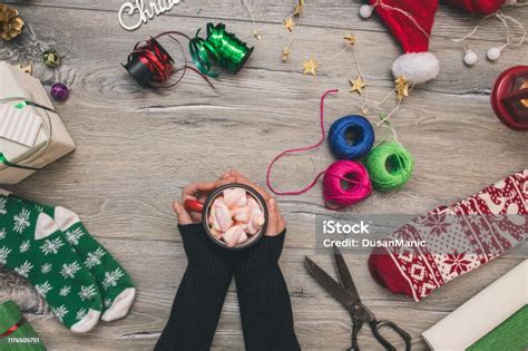 크리스마스 선물 또는 선물 상자와 함께 커피 잔을 들고 여자 손 크래프트 종이에 싸여 크리스마스 나무 나뭇 가지 상단보기로 장식 12월에 대한 스톡 사진 및 기타 이미지